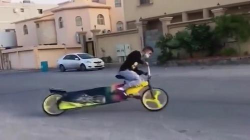 漂移专业自行车,新手也不会翻车,这东西是靠惯性来保持平衡