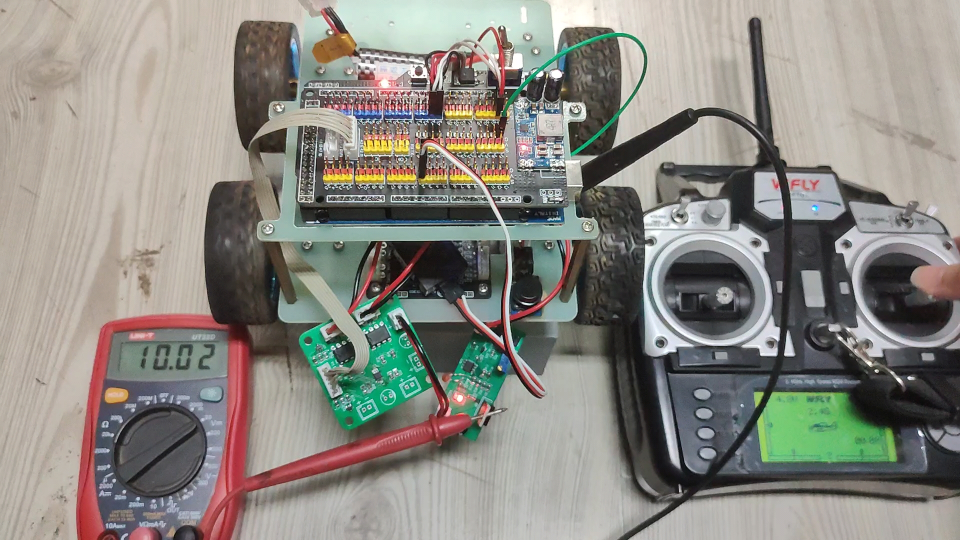 高中牲设计电路和底板组装的arduino遥控小车