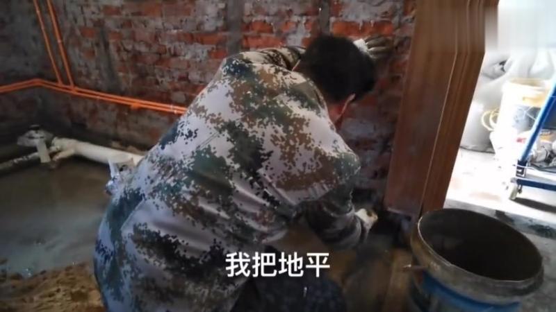 卫生间维修,瓦工用手掏出漏水点,怕吃亏让装修小伙报销手套钱