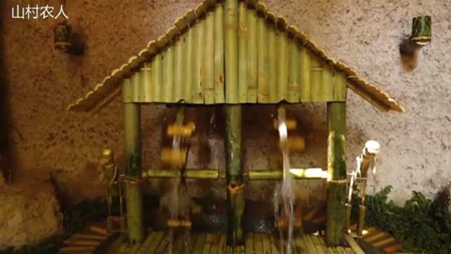 生存小哥用土技术设计了原始水车,应用的好特别呀,你佩服么?