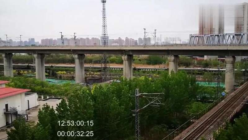 站在高处看火车,终到天津站的T57次火车开往天津北站方向