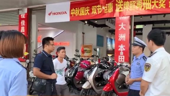 交警走进电动车商家,开展普法宣传,并在售的超标电动车进行检查