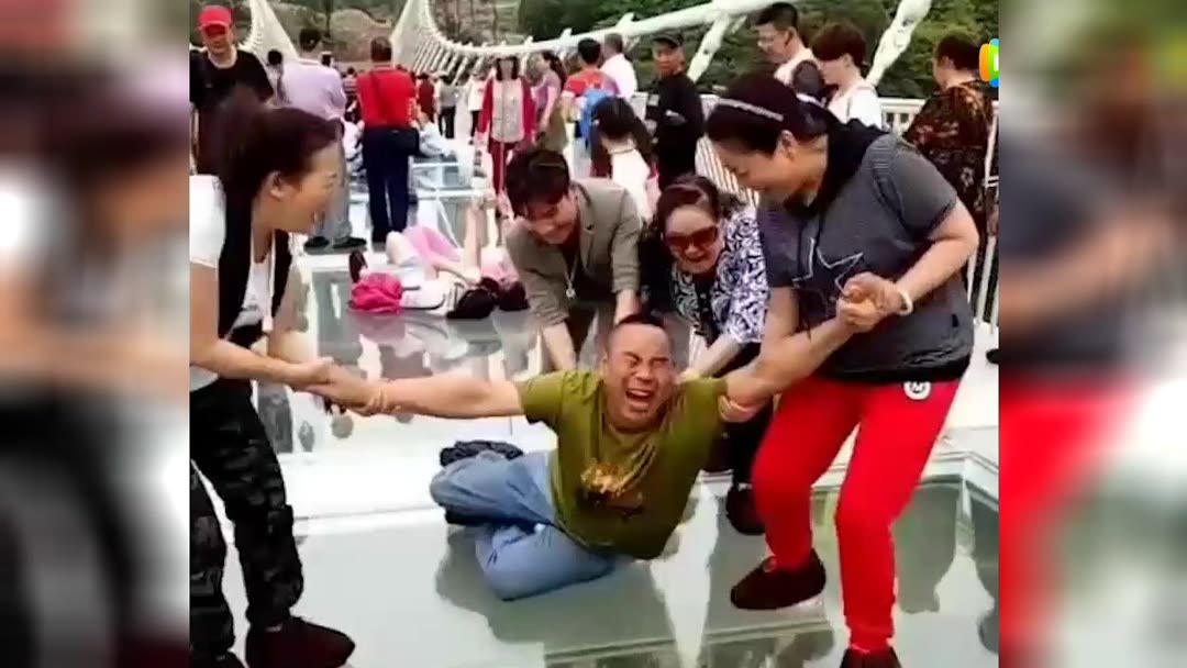 张家界玻璃桥!吓到过多少英雄好汉?太逗了