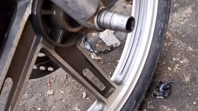 摩托车减震器漏油如何不花冤枉钱修好,点进视频你就知道了