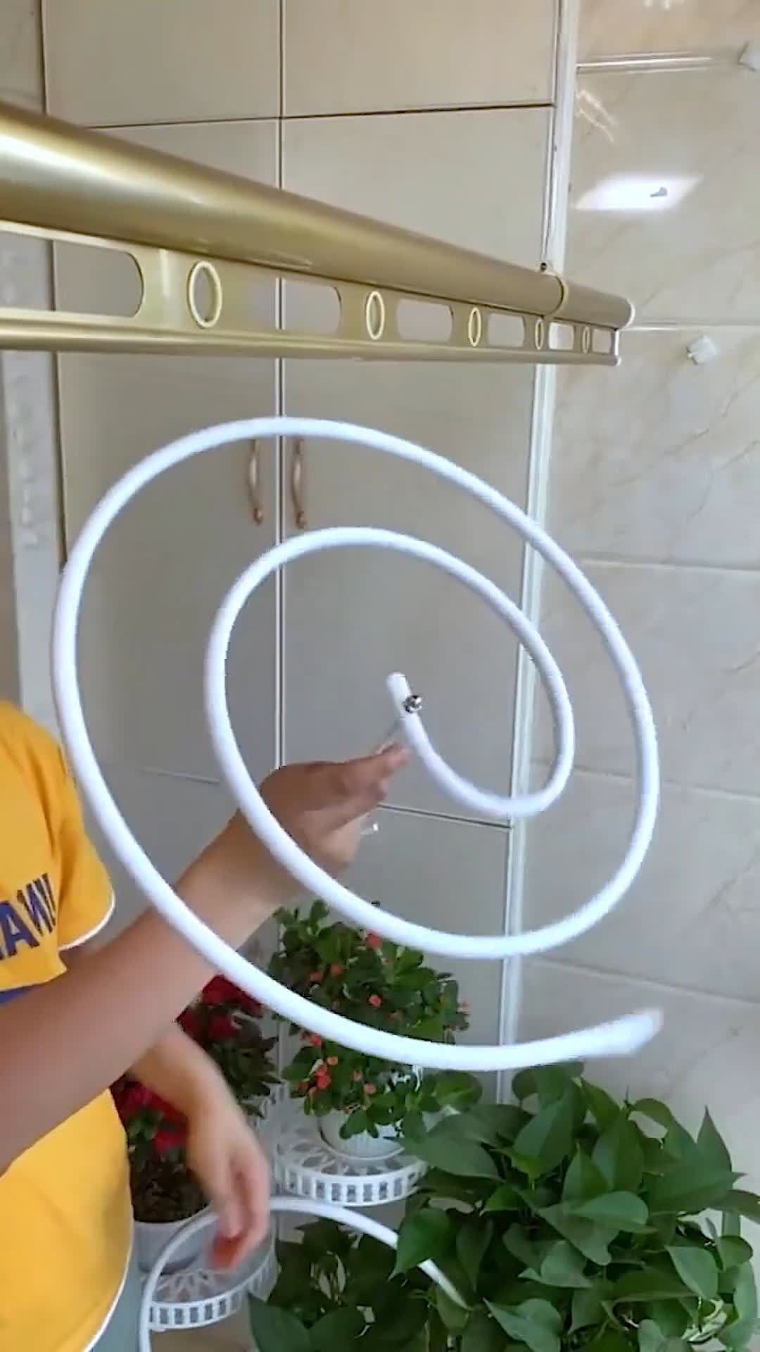 阳台小,洗完衣服床单被套晾不下,试试这个螺旋衣架吧,旋转设计,方便...