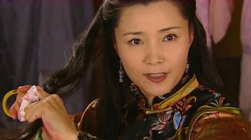 还珠中皇后断发不明智,令妃怎么解决夏盈盈?怪不得皇后斗不过她