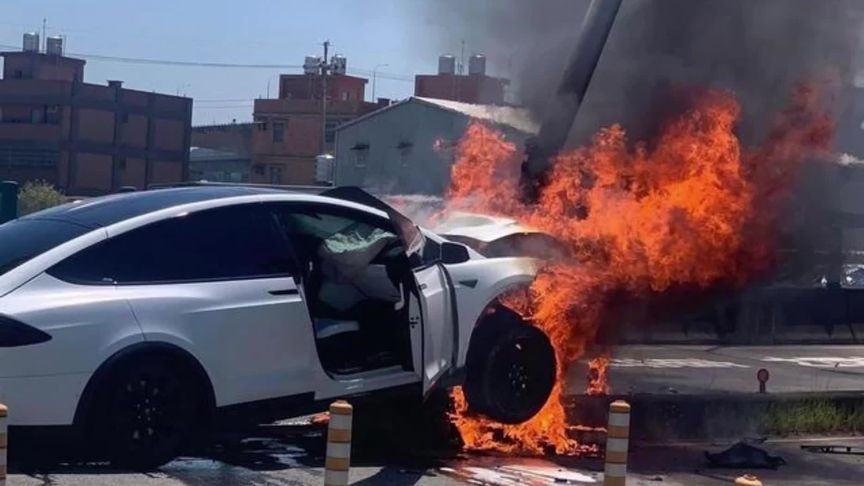 林志颖驾特斯拉失控撞车起火#林志颖驾驶特斯拉出车祸