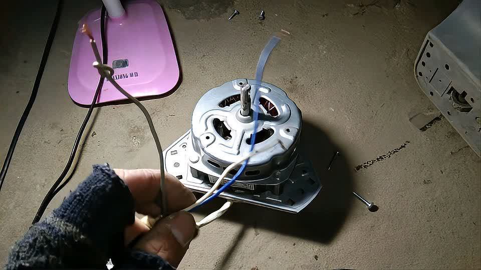 今天教大家甩干电机的电容器是怎么接得很简单