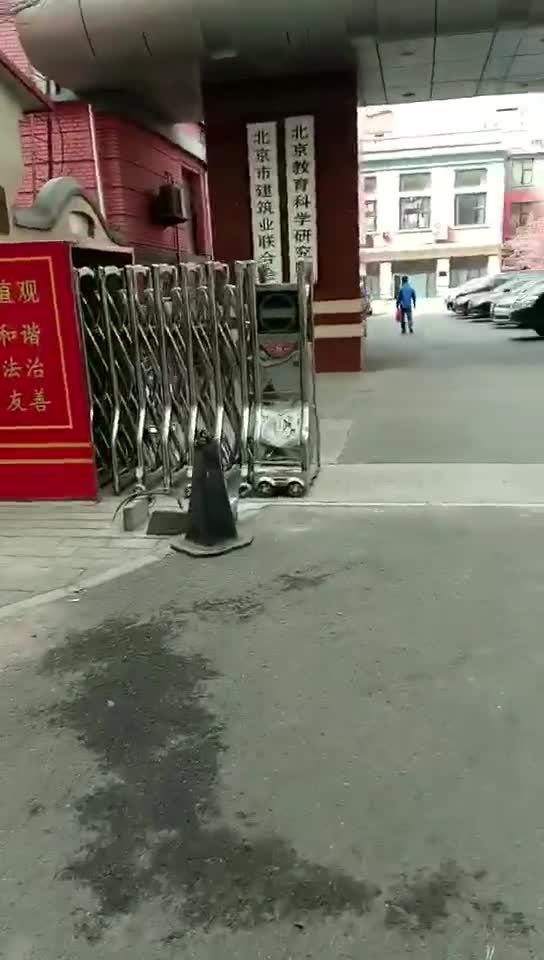 管理处采用(龙鼎瑞通)车牌识别系统,电动伸缩门