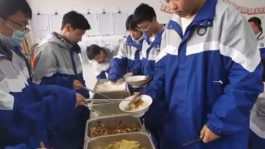 校方回应班主任斥责"打饭学生有人养没人教":已停职,会处理