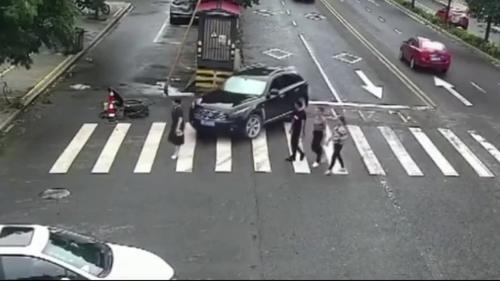 大妈还在斑马线上行走,小车司机却还在任性右转,出行一定要注意安全!