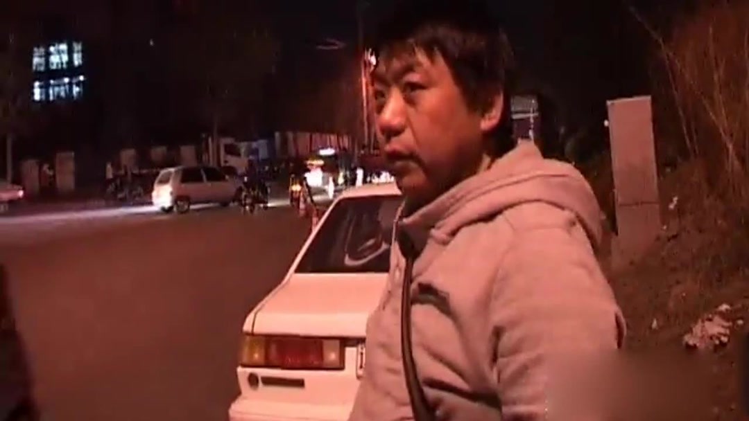 2014【拍客】女子骑车失控撞大客车身亡