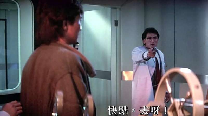 教授实验刚做成功,不料这时黑组织的人来了,要把实验品抢走