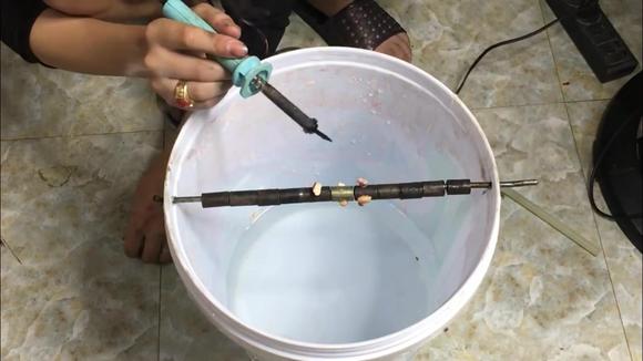 小伙子用水桶自制捕鼠器,老鼠有来无回,看着真过瘾