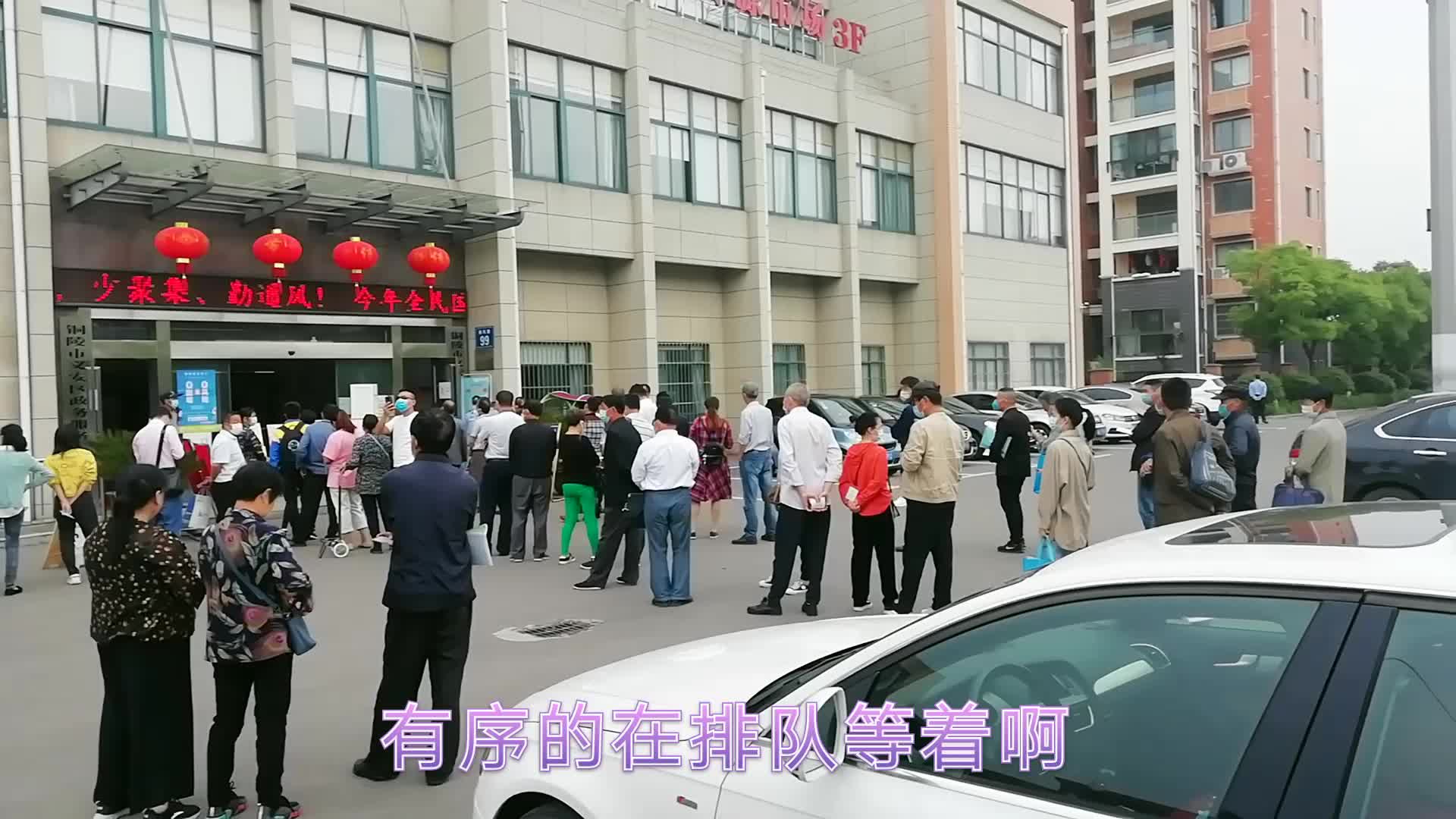 小伙去政务服务中心办事,被大门前的阵势吓到了,到底怎么了