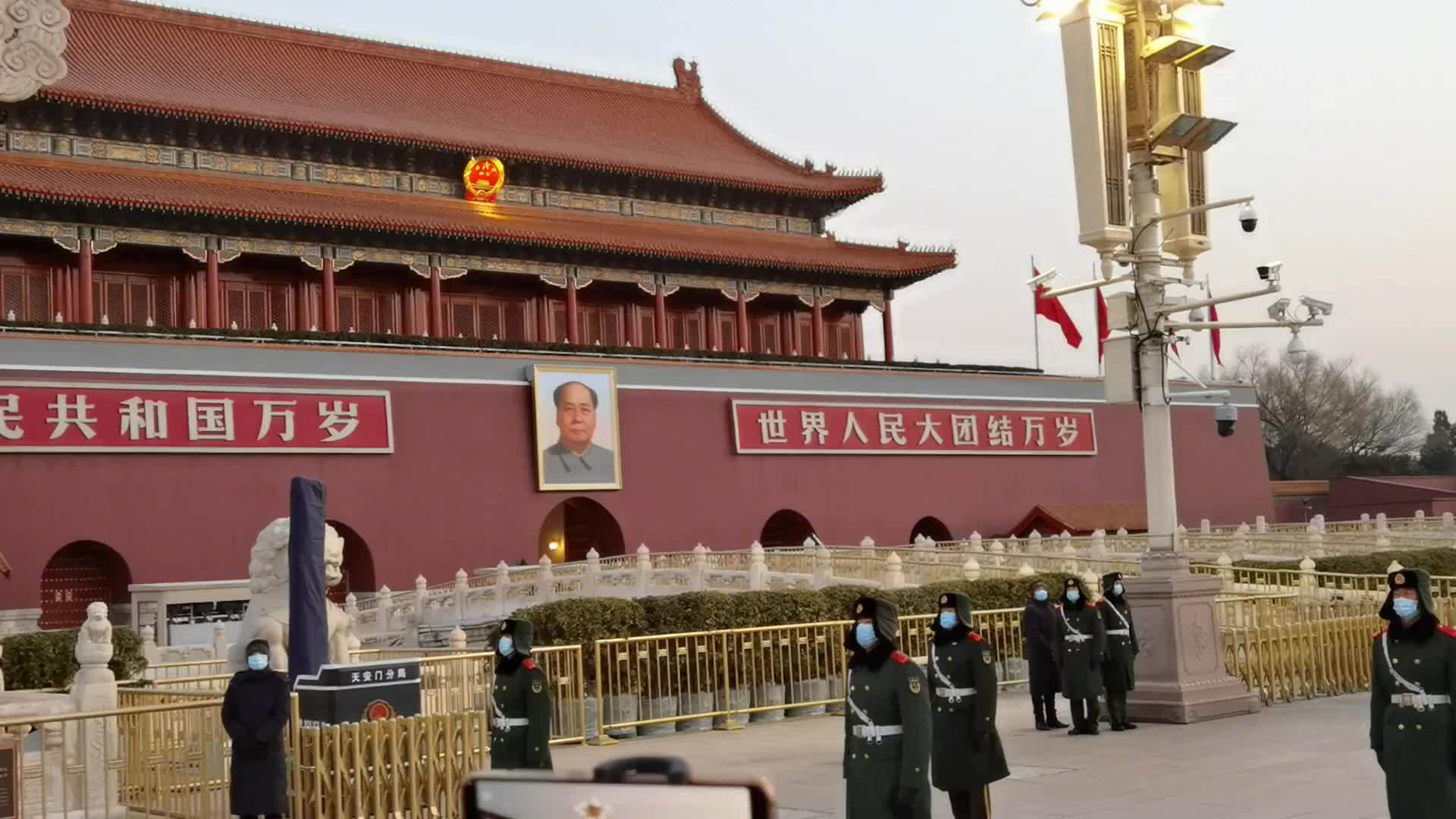 毛主席诞辰127周年,天安门广场举行升旗仪式,太震撼了