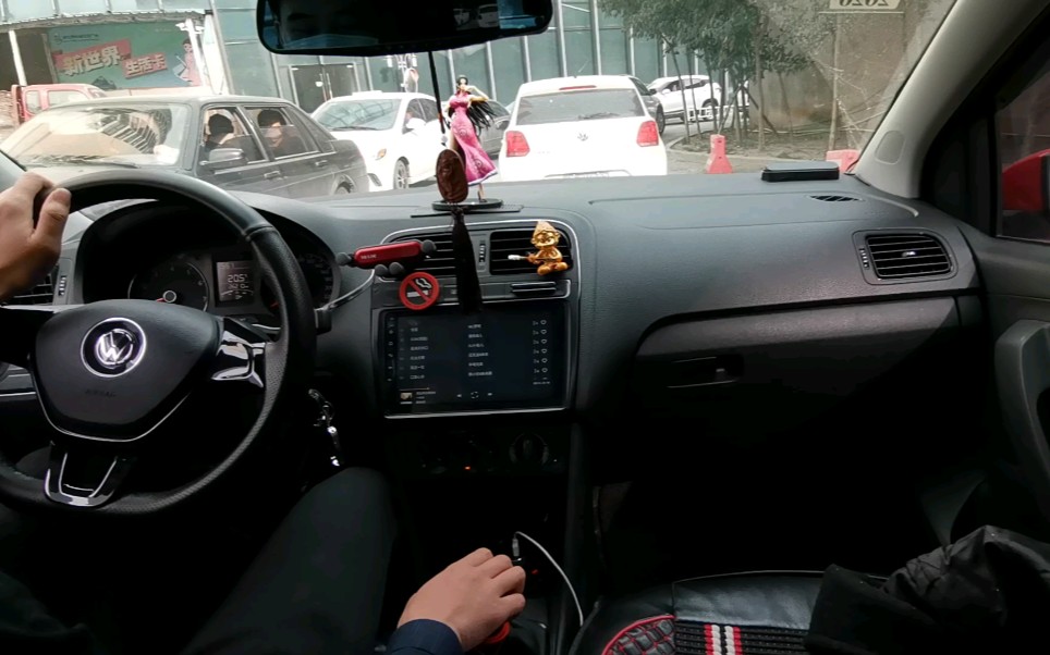 市区繁华路段,路况复杂,车辆拥堵,考验手动挡驾驶技术!
