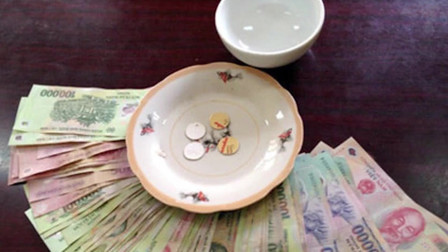 赌博现场抓到双臂截肢残疾男,网友都说:反面教材