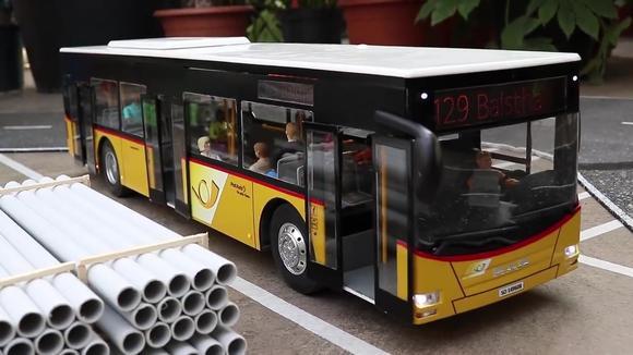 公交车模型,细节做的到位,车门能开,里面还有乘客!