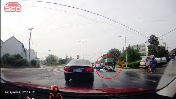 三轮车横穿马路,路太滑电动车刹不住翻车