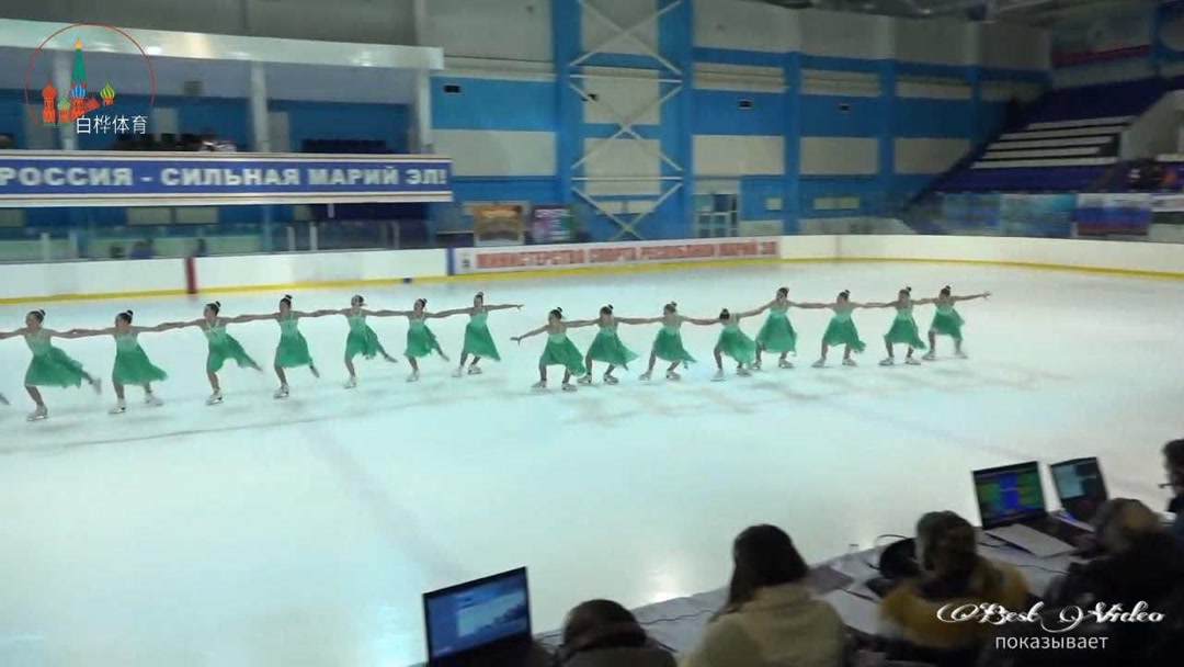 眼前一亮!俄罗斯姑娘表演的花样滑冰队列滑
