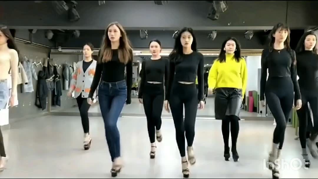 走路也是艺术,看来大长腿是作为模特的一个基础条件啊