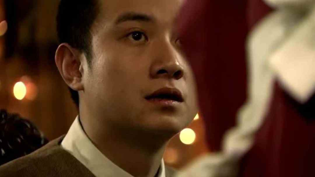 陈怡和同事换桌上菜,不料遭日本人调戏,老板还低三下四赔不是