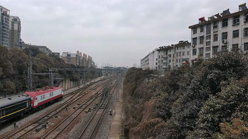 京局京段韶山9G牵引北京-合肥T35次列车进站,注意烧酒的整流罩