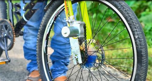 自行车装上小电机,改装一辆简易电动车,低成本改造