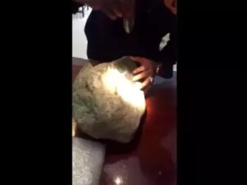 缅甸翡翠原石赌石, 老汉买一个蒙包料开出高冰玻璃种价值上亿赌石