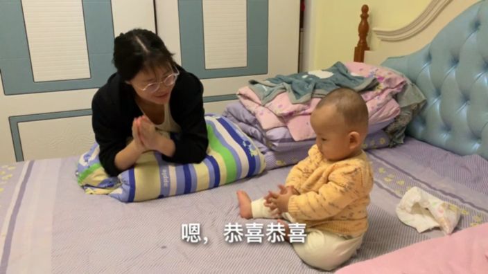 宝宝模仿能力有多强?妈妈做啥他就做啥,还能变着花样儿来