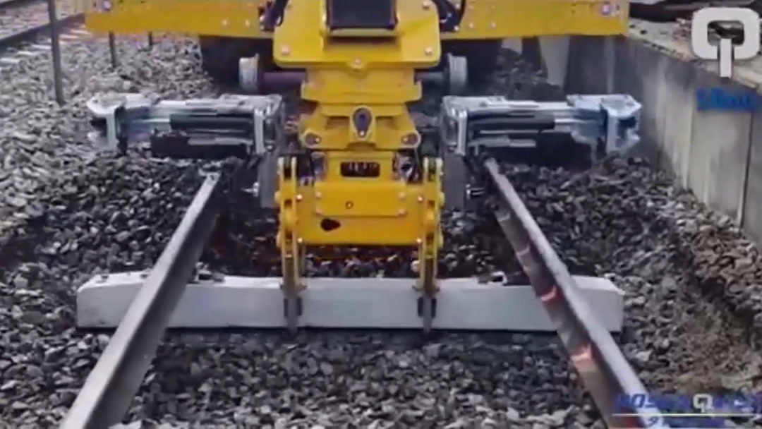 铁路换枕机械化操作,比人工操作厉害多了