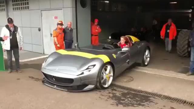 开着这辆敞篷跑车上街, 回头率绝对高!