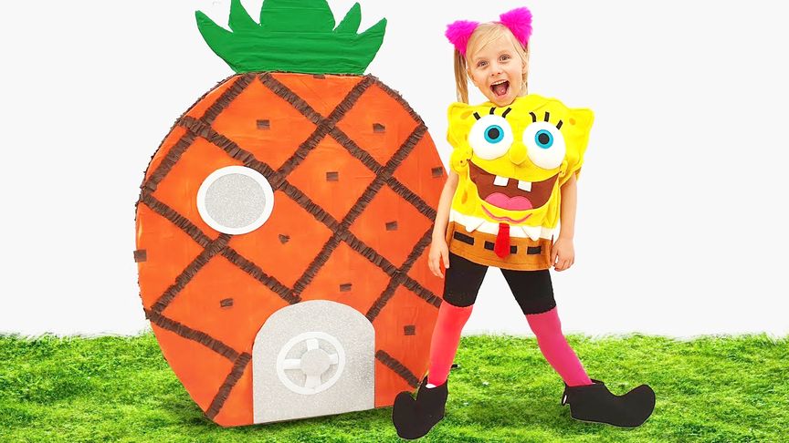 小萝莉穿海绵宝宝玩偶装玩惊喜蛋玩具 亲子互动娱乐