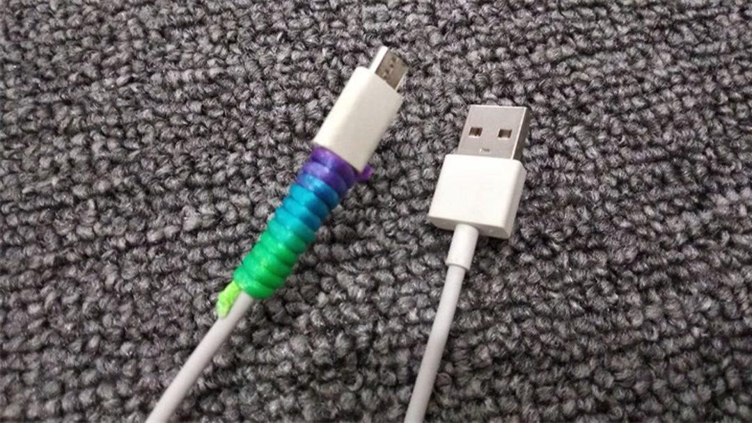 手机经常充电,数据线弯头容易折断,只需缠一根绳子便可延长使用