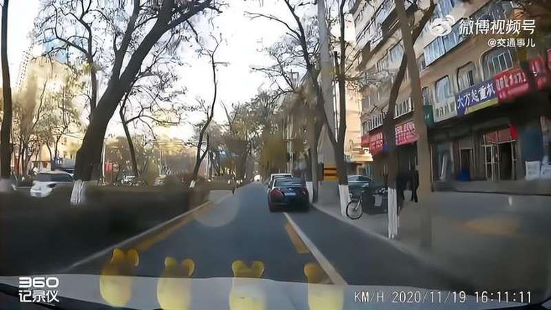 违法停车乱开门,下车之前一定看清楚再动车门。