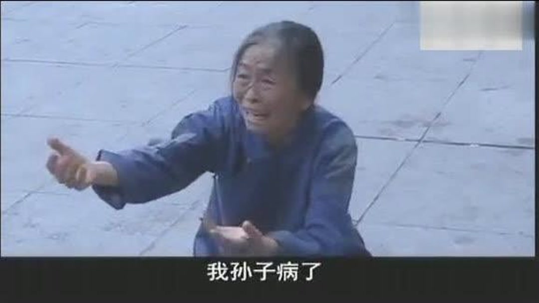 老人为了给孙子凑手术费,上街乞讨,看着心疼!