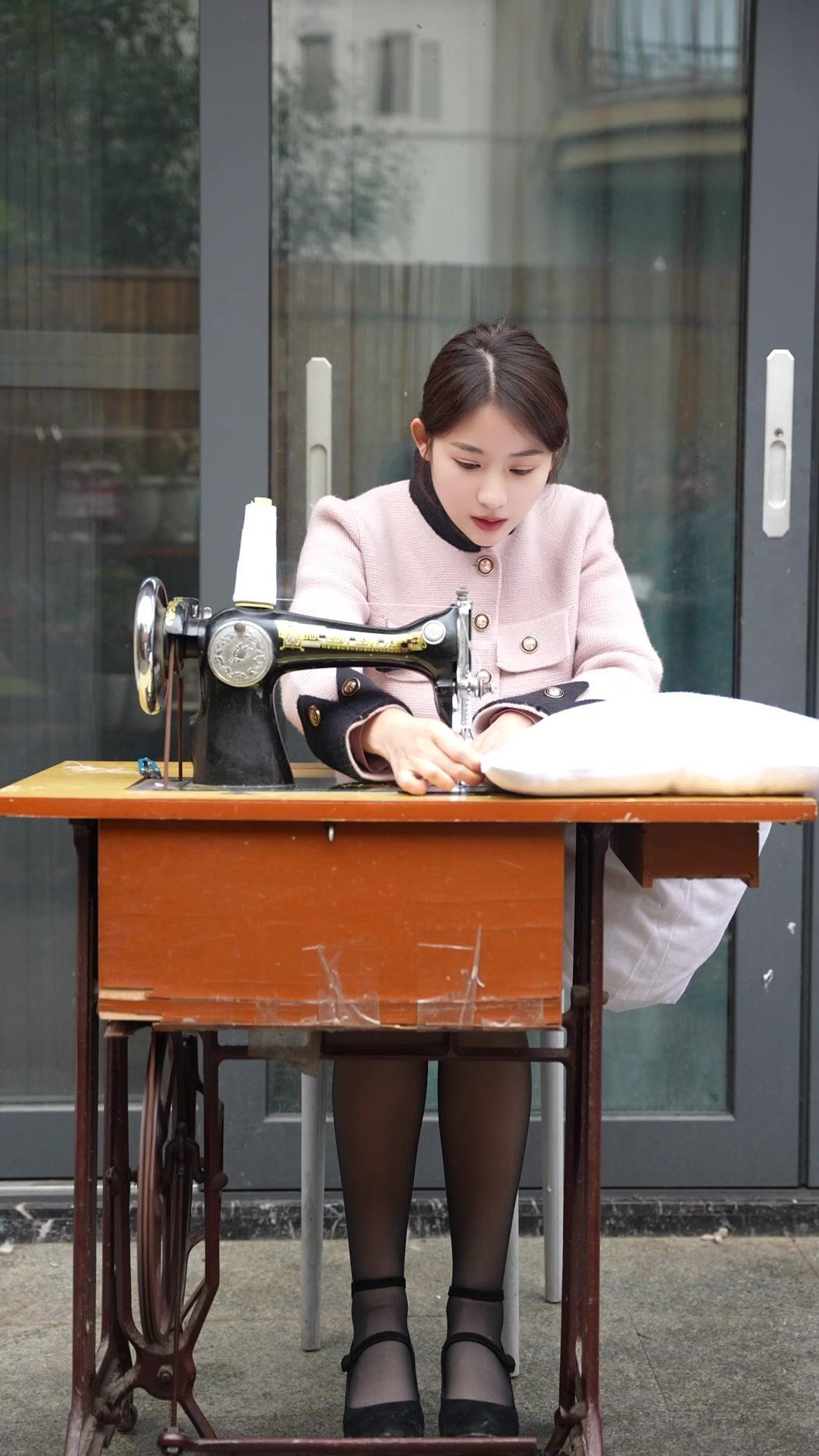 终于知道为什么蚕丝被那么贵了,一床真正的纯手工蚕丝被真的来之不...