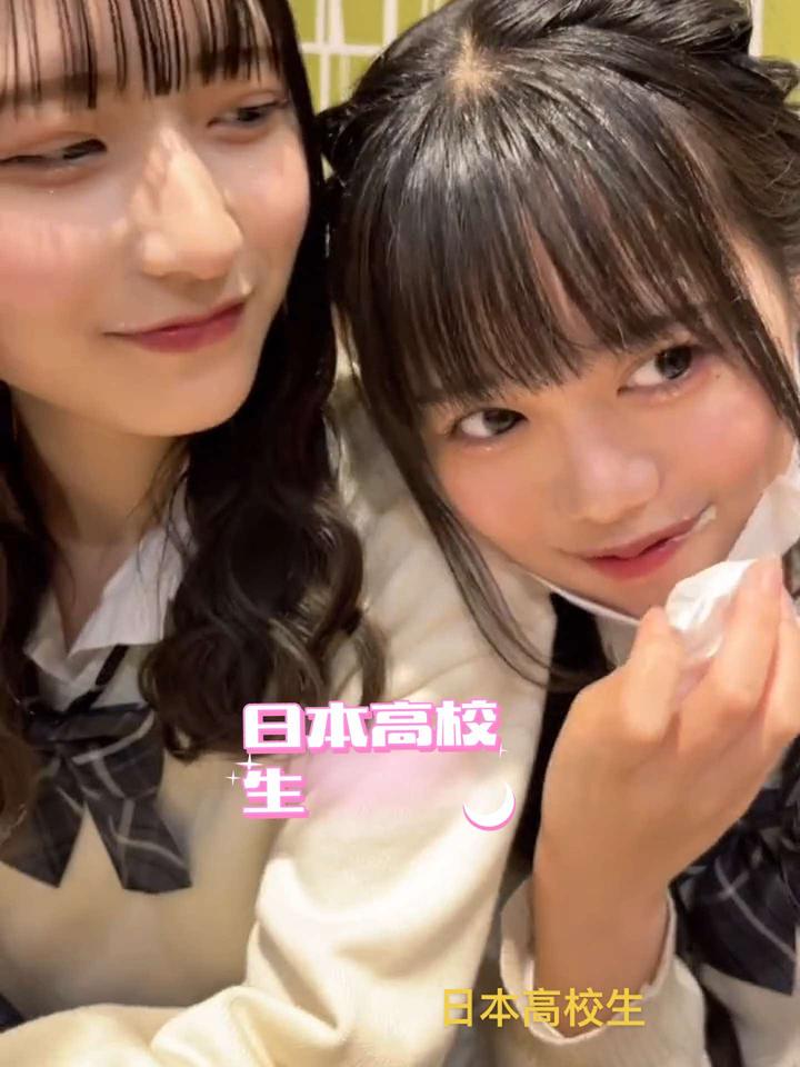 日本高校生吃汉堡包,感觉怎么憨憨的。跟他说嘴角有东西不会擦#日本...