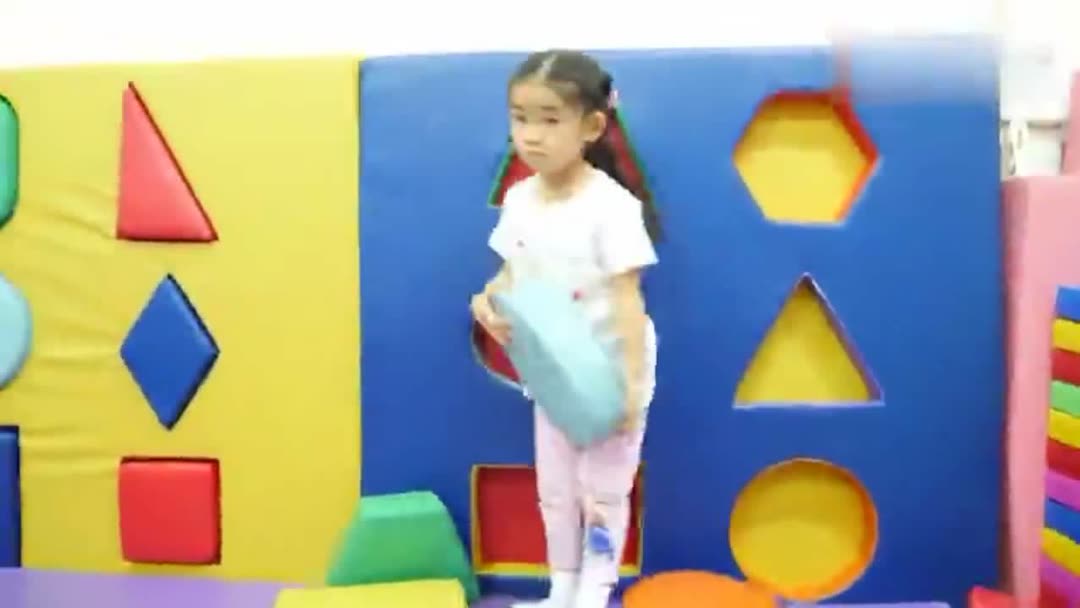 505趣味启蒙小姐姐玩方块拼图游戏一起学习几何体