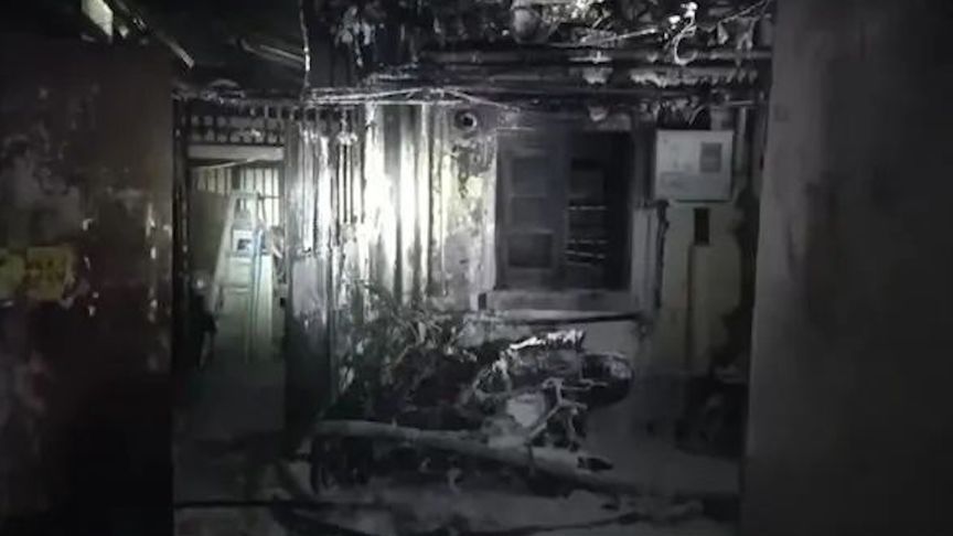 业主将电动车电池拿回7楼家中充电冒烟,扔电梯厅爆炸,被拘10天