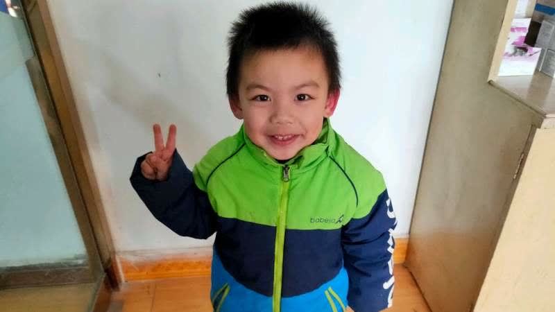 上幼儿园小班的大宝背诵三字经,真棒