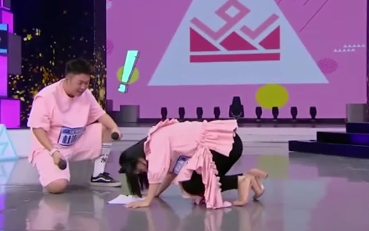 明星们的C位之争:谢娜出奇招现场磕头赢得中间站位,真是太拼了
