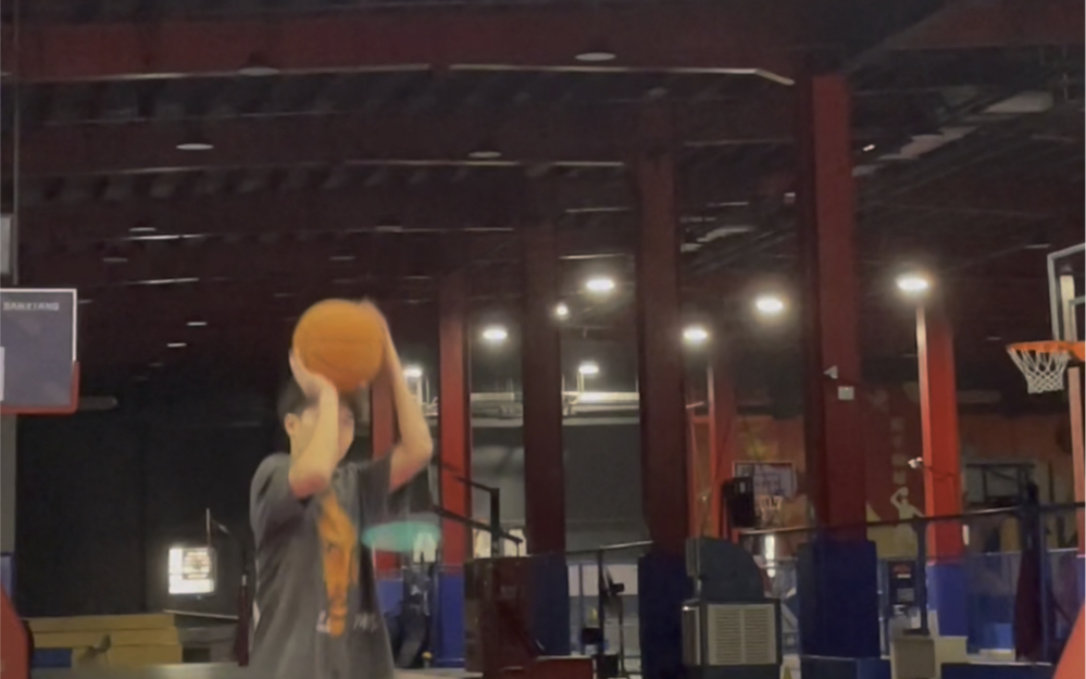 想象把手放进篮筐 提高投篮抛物线