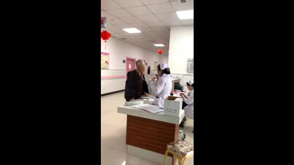 为机智的护士小姐姐点赞!听诊器原来还能这么用