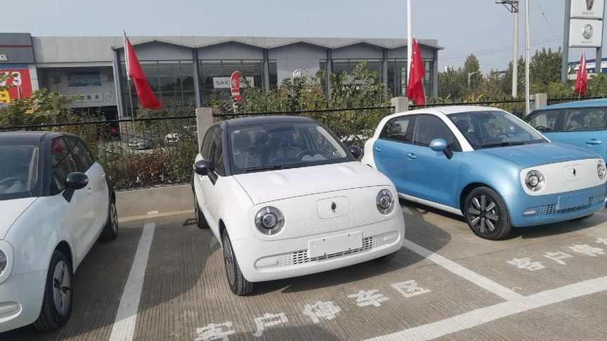 六万块钱的电动汽车,欧拉对比长安奔奔。哪个技术高呢