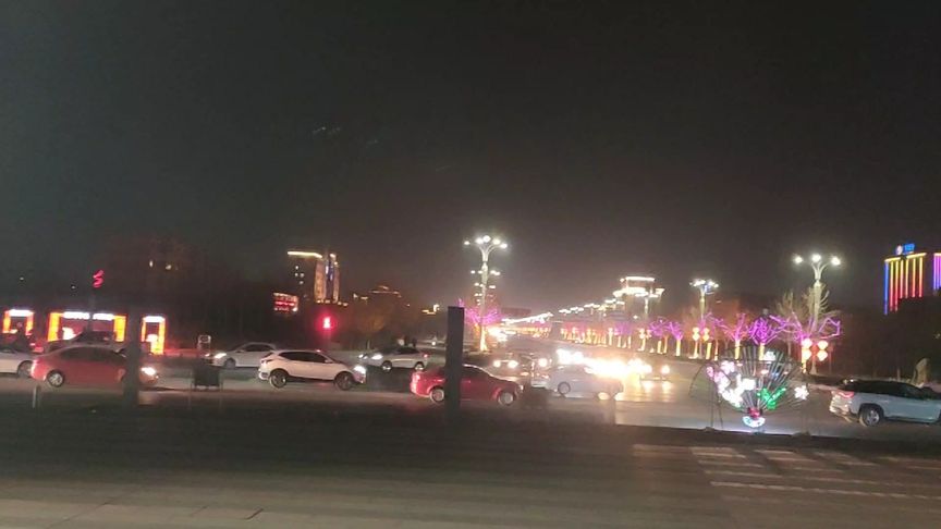 仔细看上面的亮点,好像一个碟形飞行器