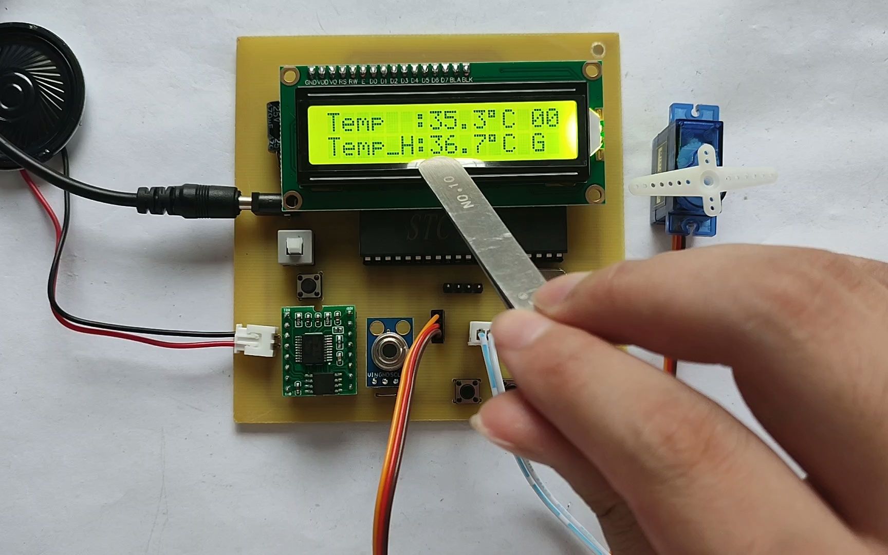 048 基于单片机额温枪非接触红外线测温记人数语音报警系统