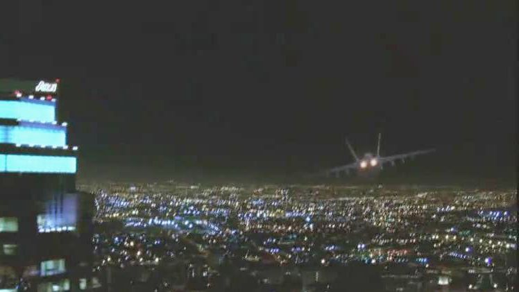 特工在核弹即将击中目标时取得飞行轨迹,战斗机在最后关头击毁核导弹