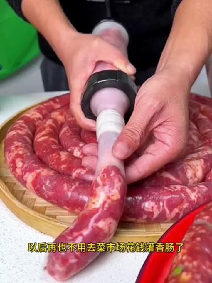 快过年了,喜欢吃香肠的,快试试这款手动灌肠器,自己在家做的更好吃...